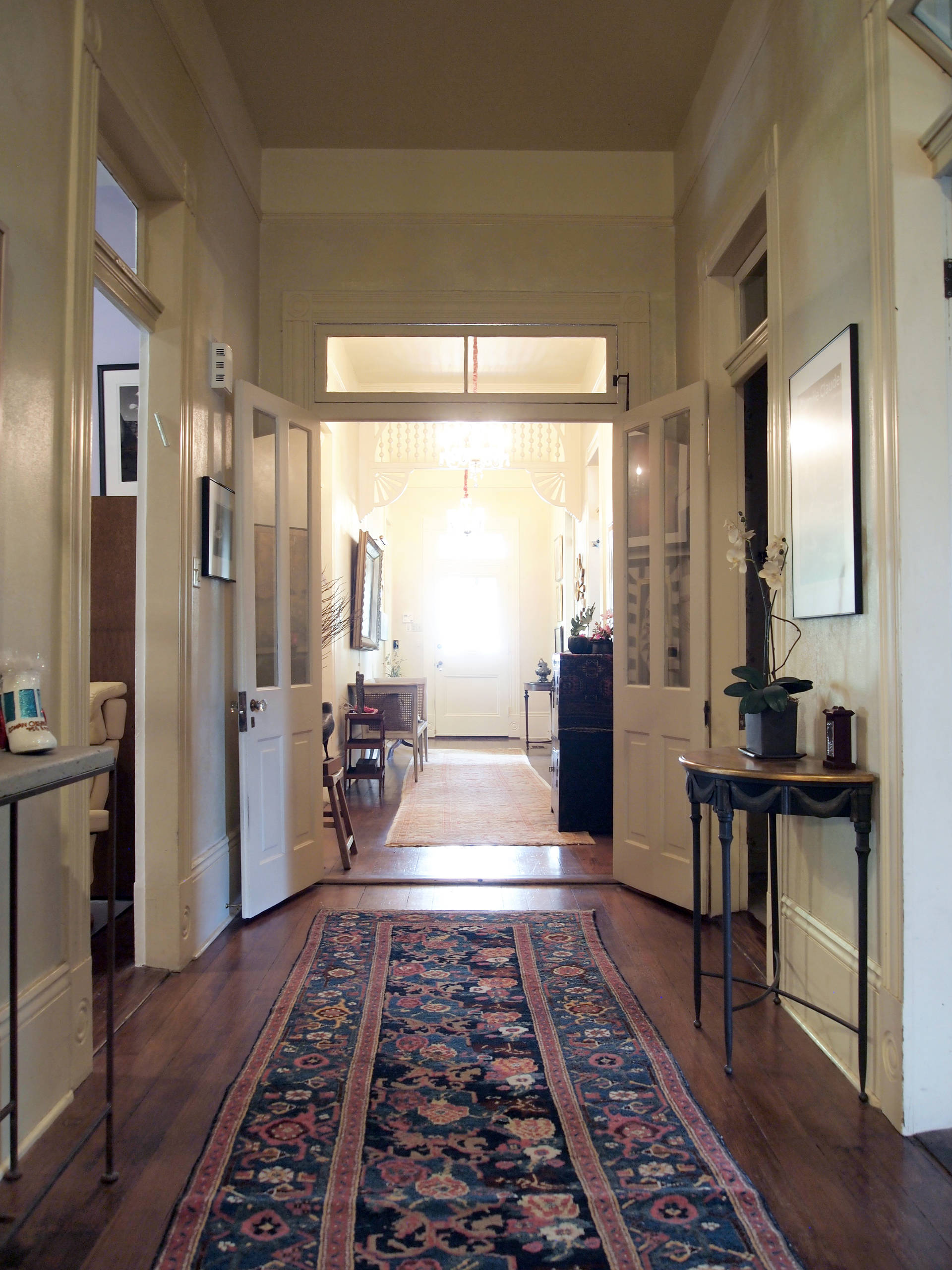 My Houzz: Art and Antiques in a Louisiana Center-Hall Cottage