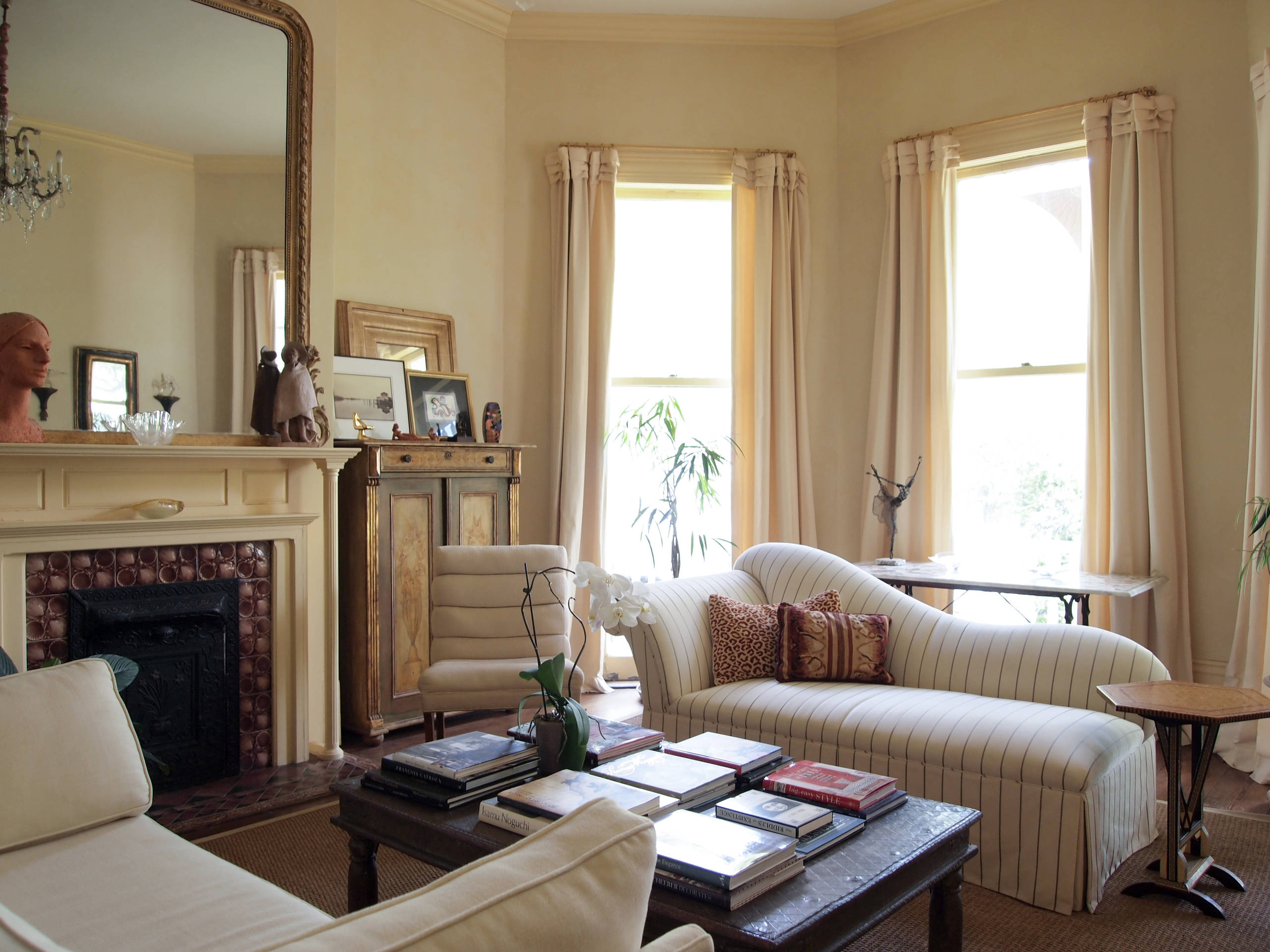 My Houzz: Art and Antiques in a Louisiana Center-Hall Cottage