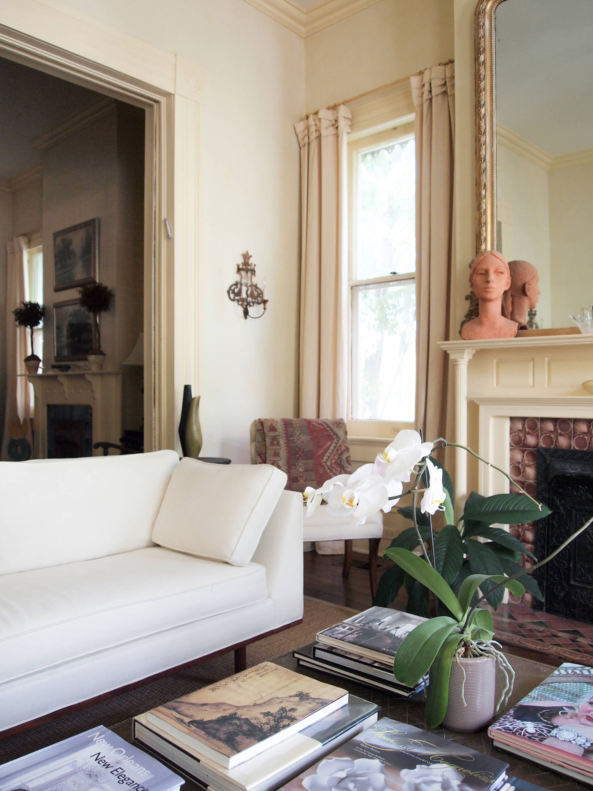 My Houzz: Art and Antiques in a Louisiana Center-Hall Cottage