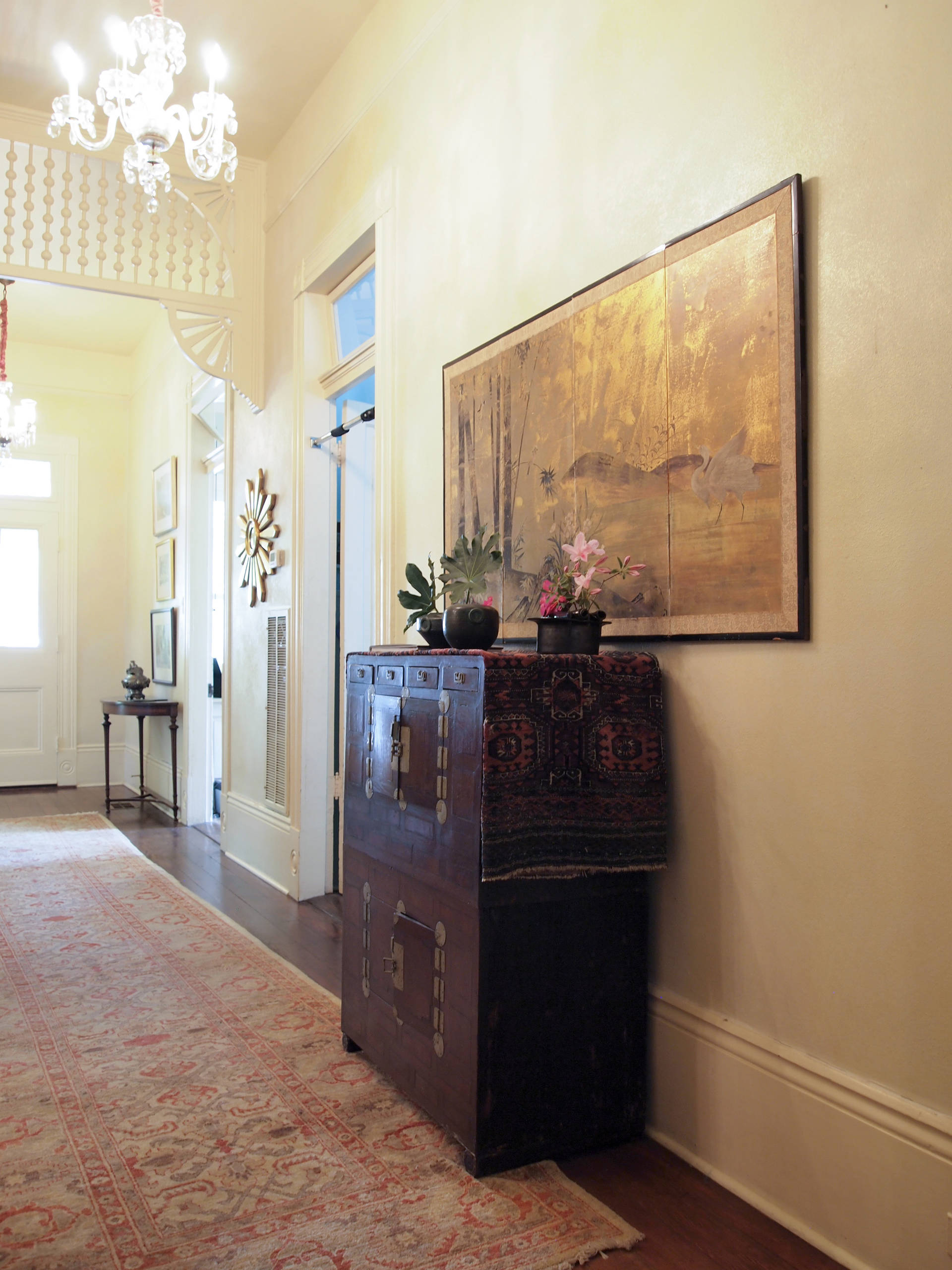 My Houzz: Art and Antiques in a Louisiana Center-Hall Cottage