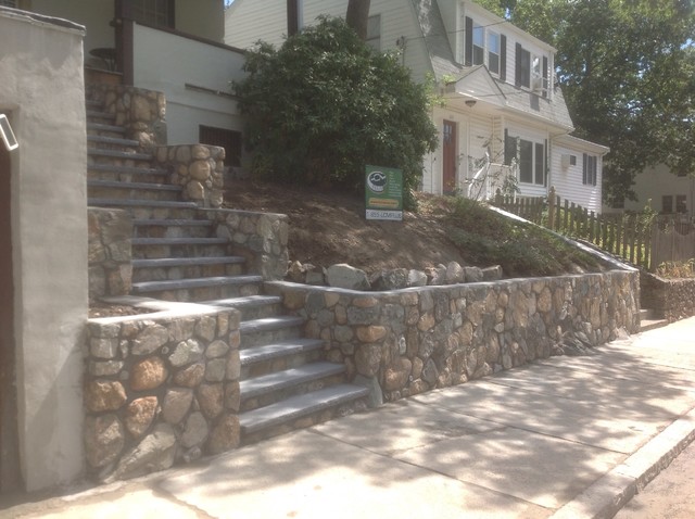 Natural Stone Front Entry: Retaining Wall & Steps - Clásico - Fachada ...