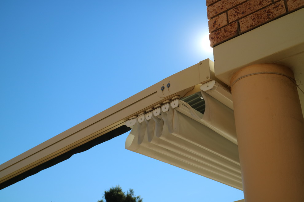 Papilio Retractable Roof and Straight Drop Screens - Moderne - Façade ...