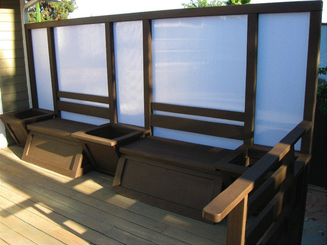 Plexiglass Fence with benches and Planters - Contemporáneo - Fachada ...