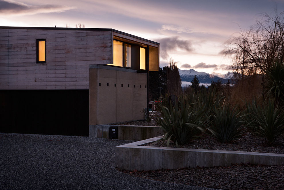 Houzz Tour: A Rammed-Earth House Built to Brave the Elements