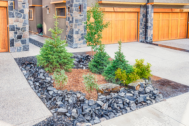 Rundle Stone Tailings & Low Maintenance Features - Contemporain ...