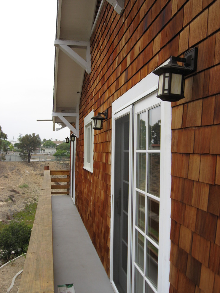 Semi-transparent stain on cedar shingle house - Classique - Façade ...