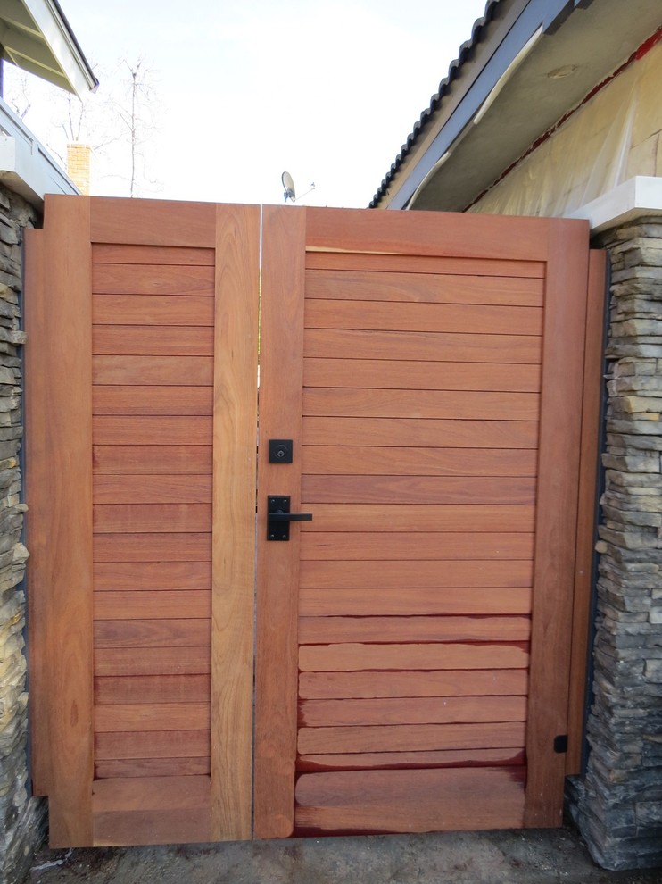Side Yard Wooden Gate with Nero Contemporary Gate Latch and Deadbolt ...