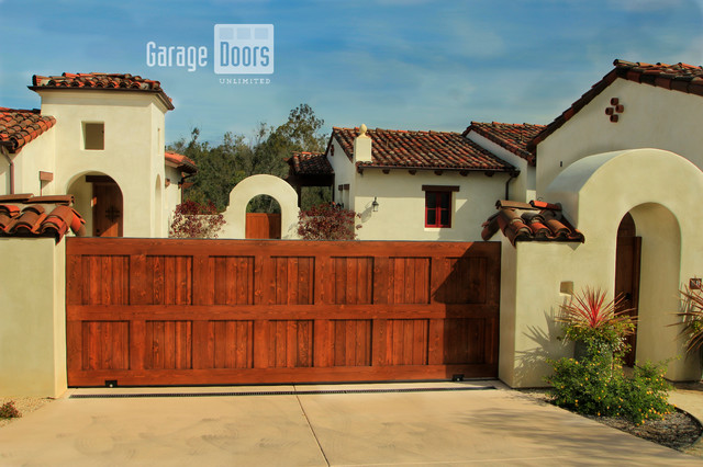 Spanish Style Cedar Driveway Gate Rustikal H user San Diego Von spanish-style-cedar-driveway-gate-rustikal-h-user-san-diego-von