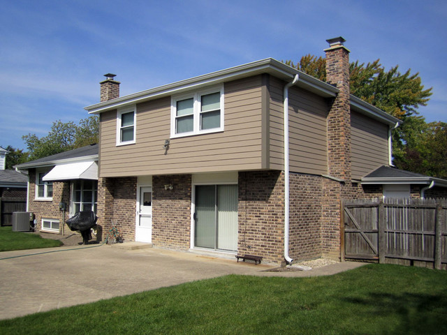 Split Level Style Home - Glenview, IL in James Hardie Siding & Trim ...