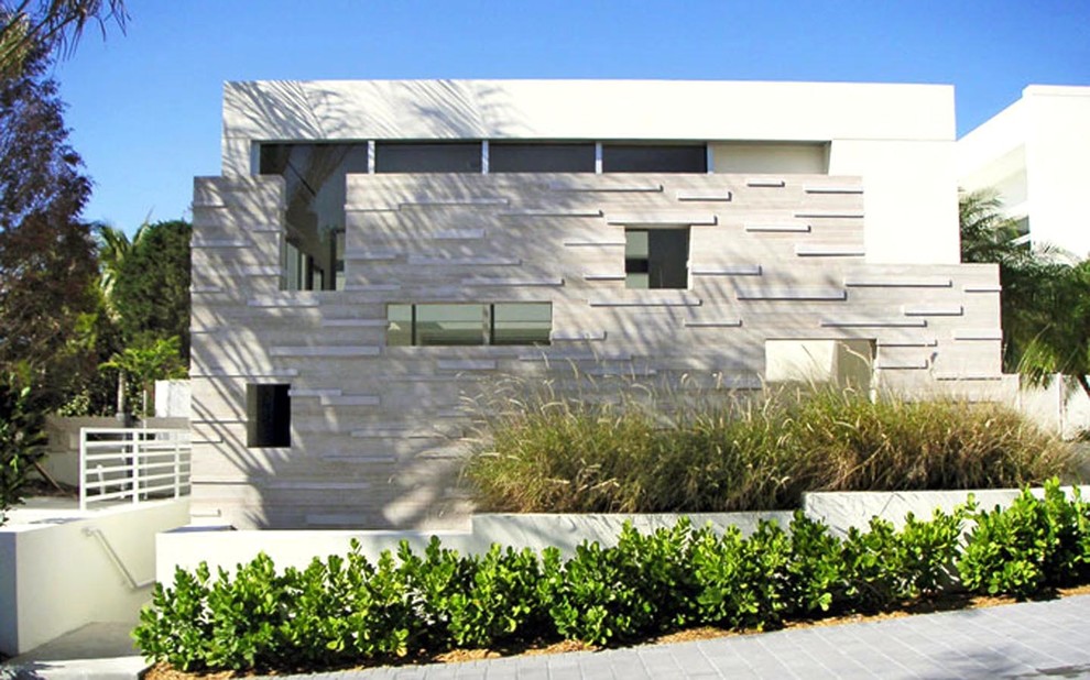 Sunscreen wall - Modern - Exterior - Los Angeles - by hughesumbanhowar ...