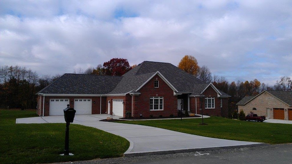 Traditional Red Brick Ranch - Classico - Facciata - Altro - di ...