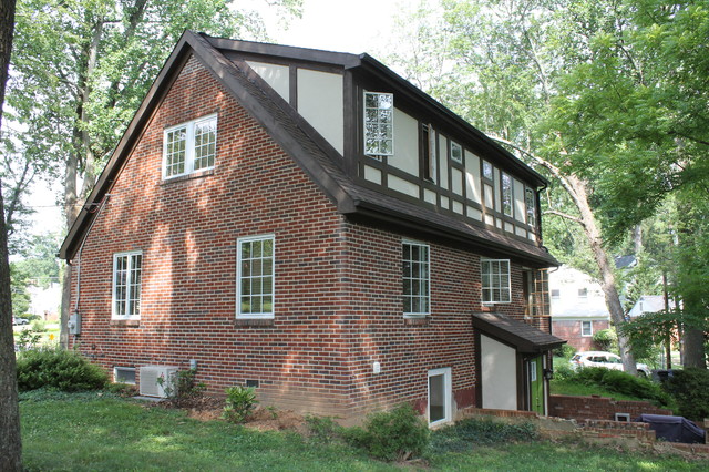 Tudor addition and detailed stucco siding - Classique - Façade ...
