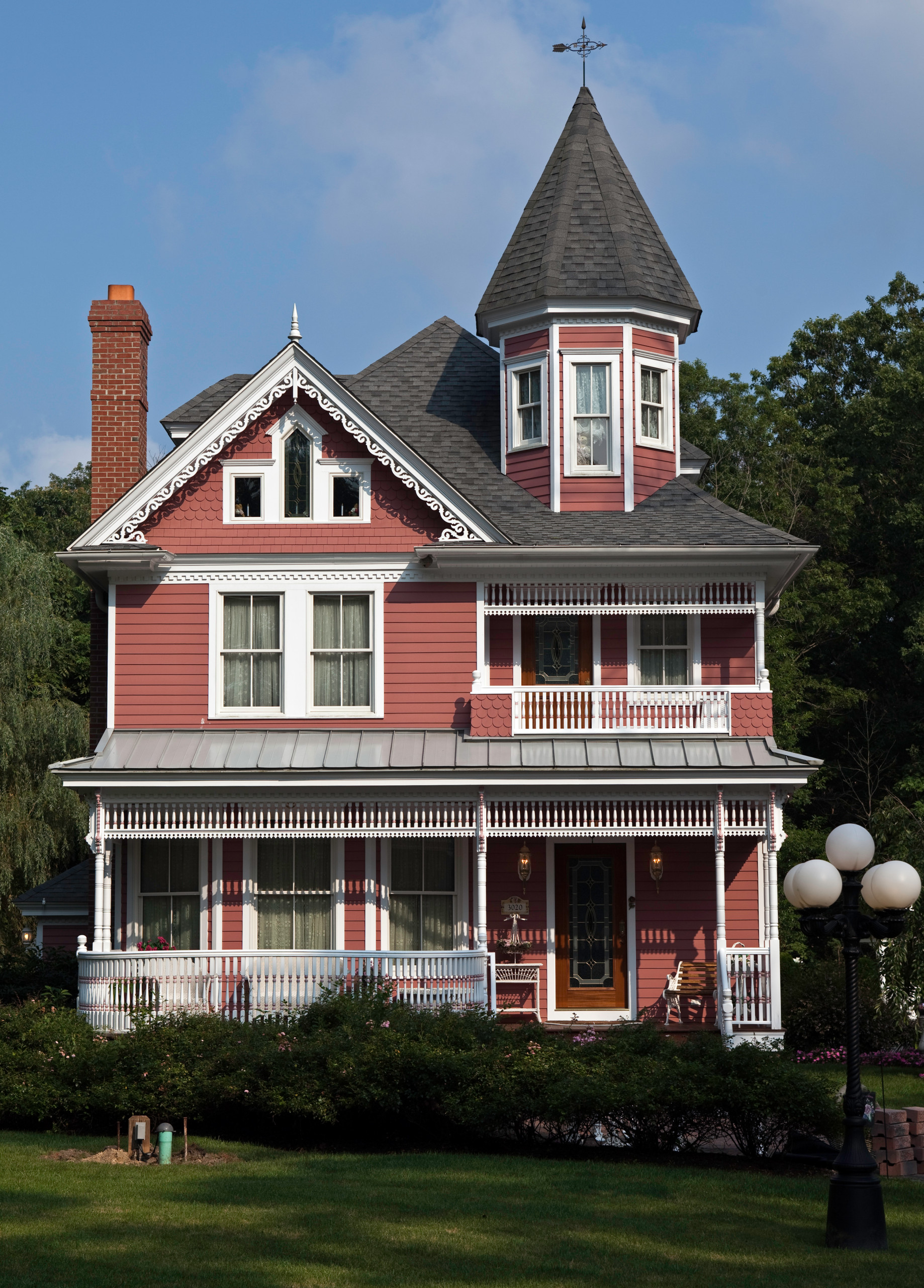 Red Victorian House Victorian – The Most Recognizable Style Home