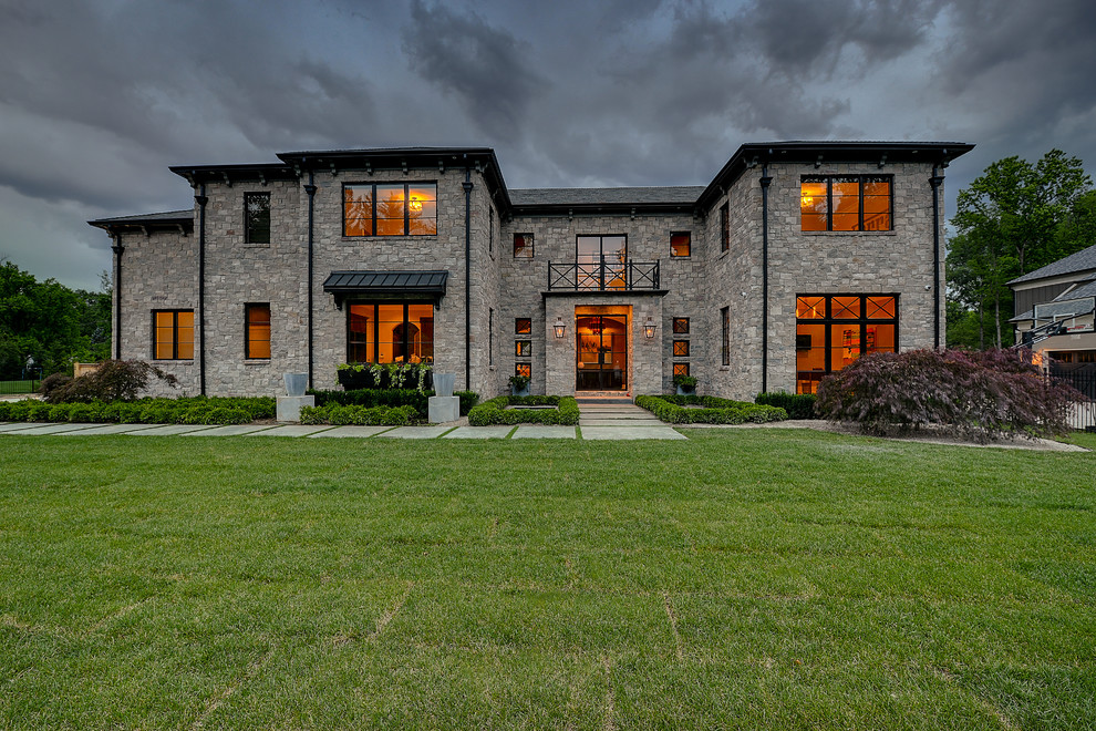 Villa Front Yard - Traditional - Exterior - Indianapolis - by Eaton ...