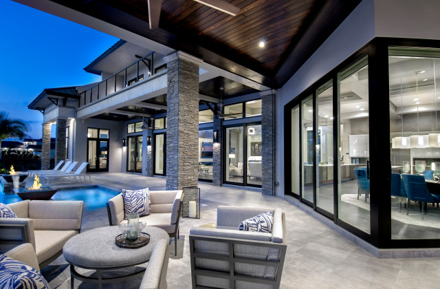 Waters Edge Outdoor Living Area - Contemporain - Terrasse et Patio ...