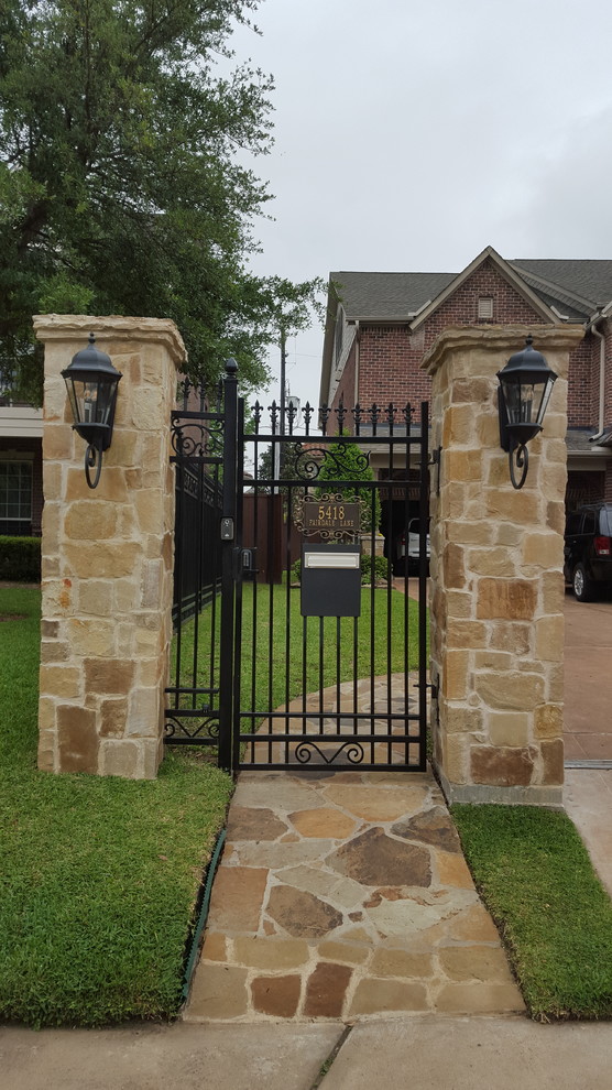 Wrought Iron Gate with Columns - Classico - Facciata - Houston - di ...