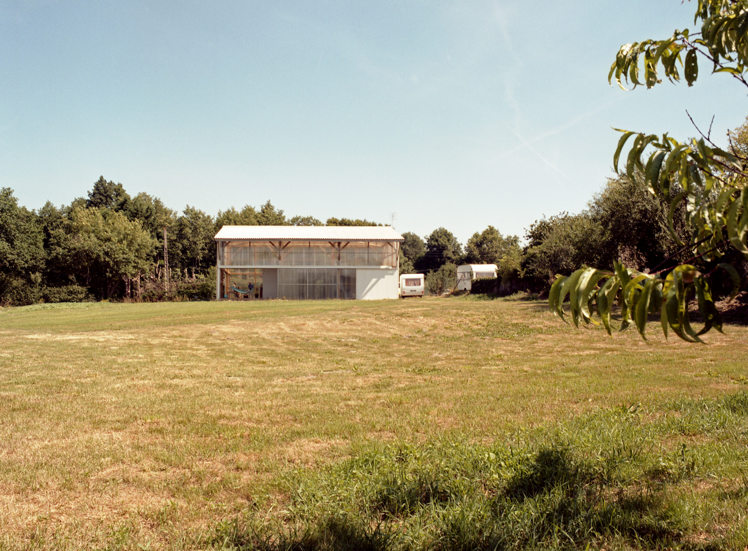 Architecture : Grand espace, petit budget dans une maison-hangar