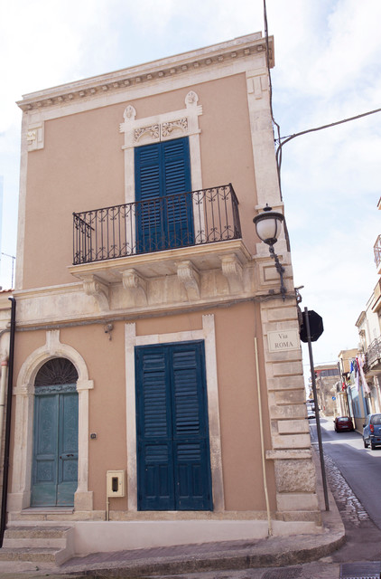 Façade en pierre de taille en style Liberty sicilien. - Classico ...