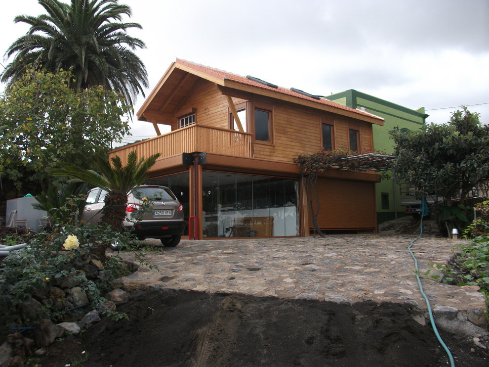 Vista exterior del encuentro de ampliación en madera con vivienda ...