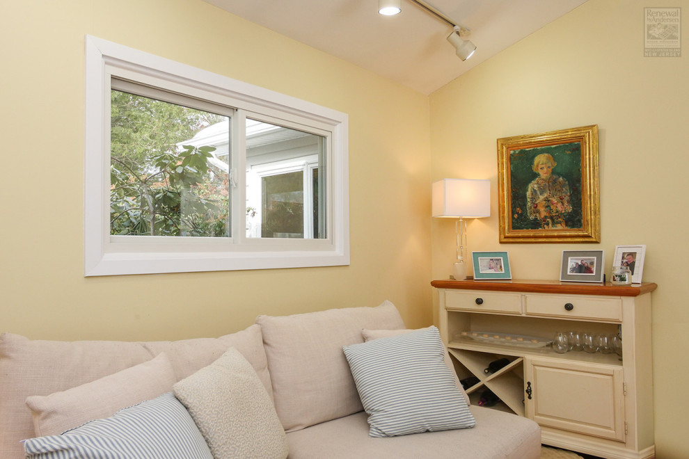 Bright Family Room with New Sliding Window - Sala de estar - Newark ...