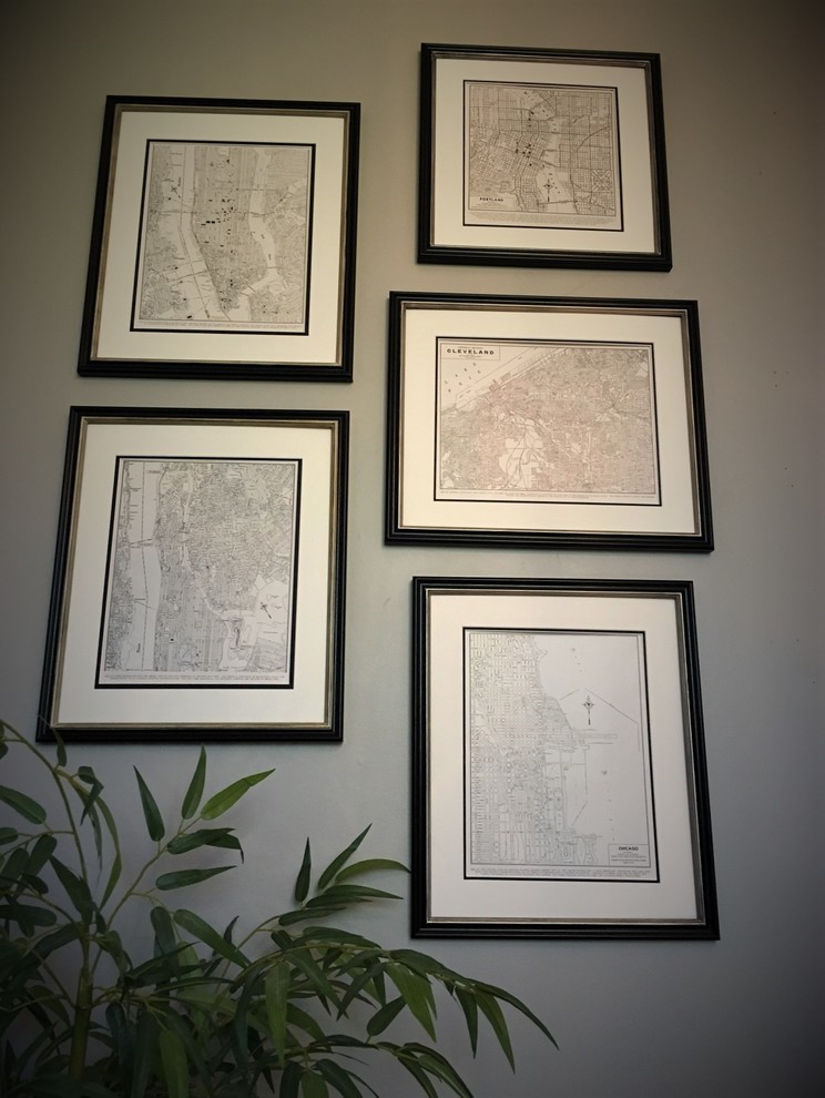 Gallery Wall of Maps - Classique Chic - Salle de Séjour - Autres ...