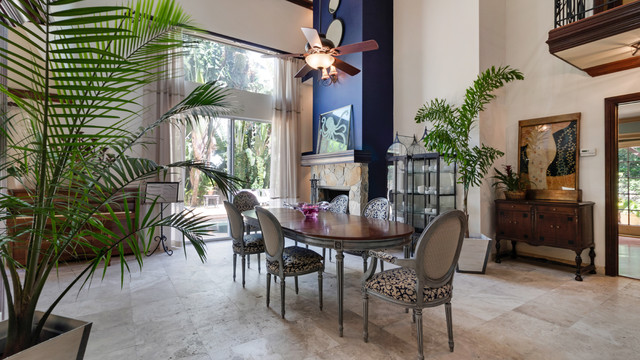 Tropical Downtown Stuart Pool House - Classique Chic - Salle de Séjour ...