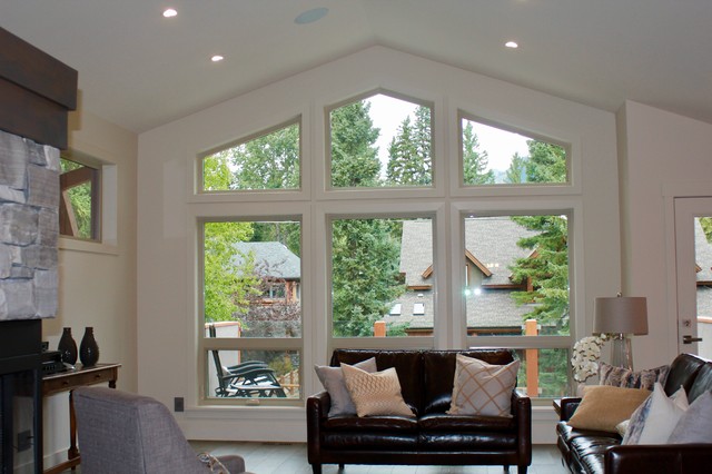Vaulted Great Room & Window Wall - Classique Chic - Salle de Séjour ...