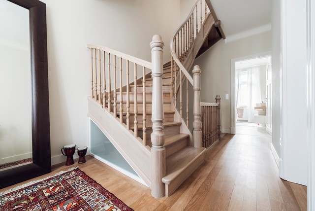 Klassische Treppe aus Eiche mit Krümmlingen und gedrechseltem Geländer ...