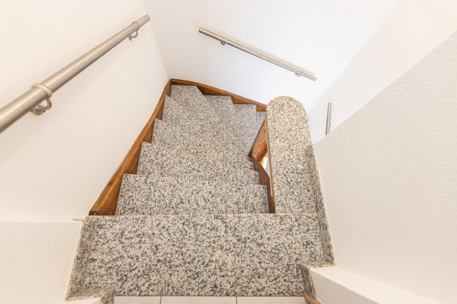 Treppenhaus im bewohnten Mehrfamilienhaus ohne Abriß modernisieren ...