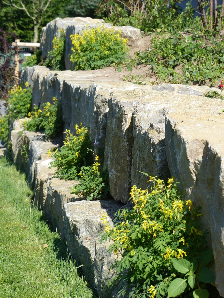 Außenanlagen an Mehrfamilienhaus mit Eigentumswohnungen - Modern ...