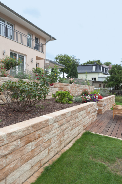 Die rustikale Mauer setzt mediterrane Akzente. - Mediterranean - Garden ...