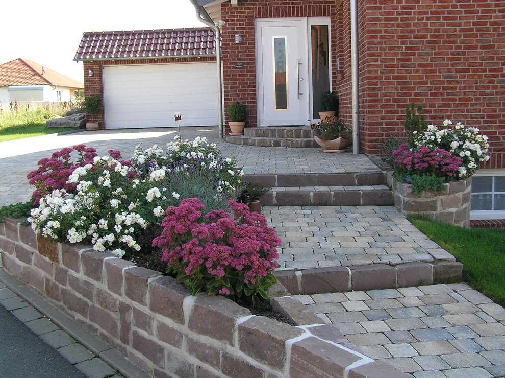 Einfahrt und Eingangsbereich für ein Einfamilienhaus - Rustic ...
