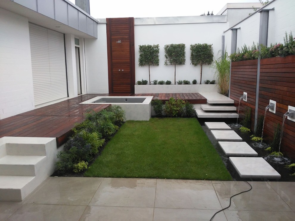 Fam. Mõr. Innenhof mit Holzterrassen, Pool und Wasserbecken ...