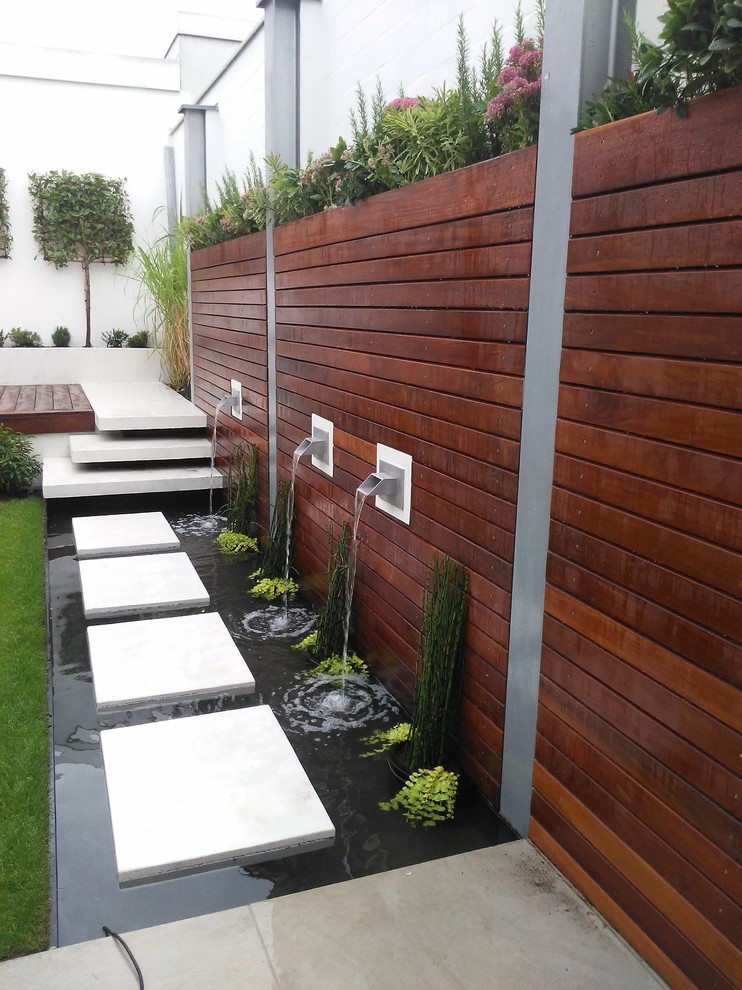 Fam. Mõr. Innenhof mit Holzterrassen, Pool und Wasserbecken - Modern ...