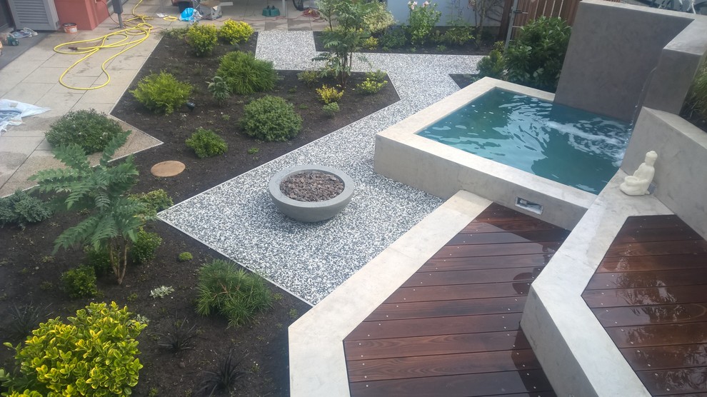 Garten mit Wasserbecken, Wasserfall, Sitzbank und mehr... - Modern ...