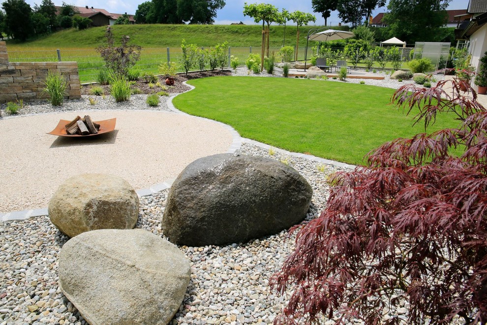 Gartenumgestaltung mit Naturstein und viel Raum - Garden - Munich - by ...