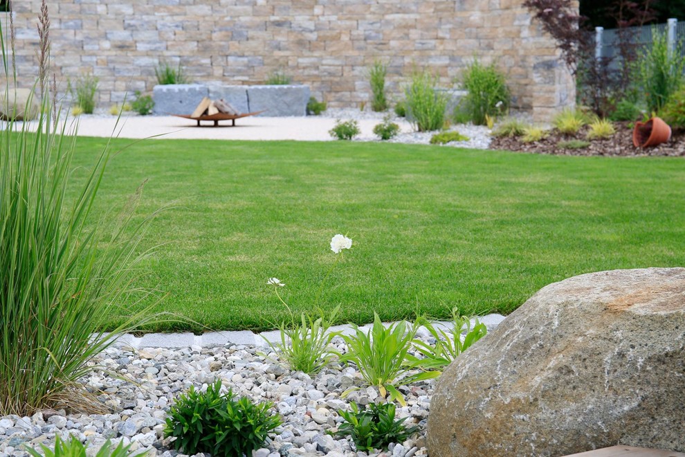 Gartenumgestaltung mit Naturstein und viel Raum - Landscape - Munich ...