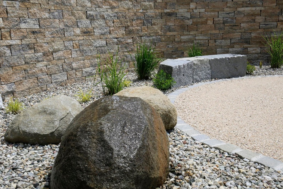 Gartenumgestaltung mit Naturstein und viel Raum - Landscape - Munich ...