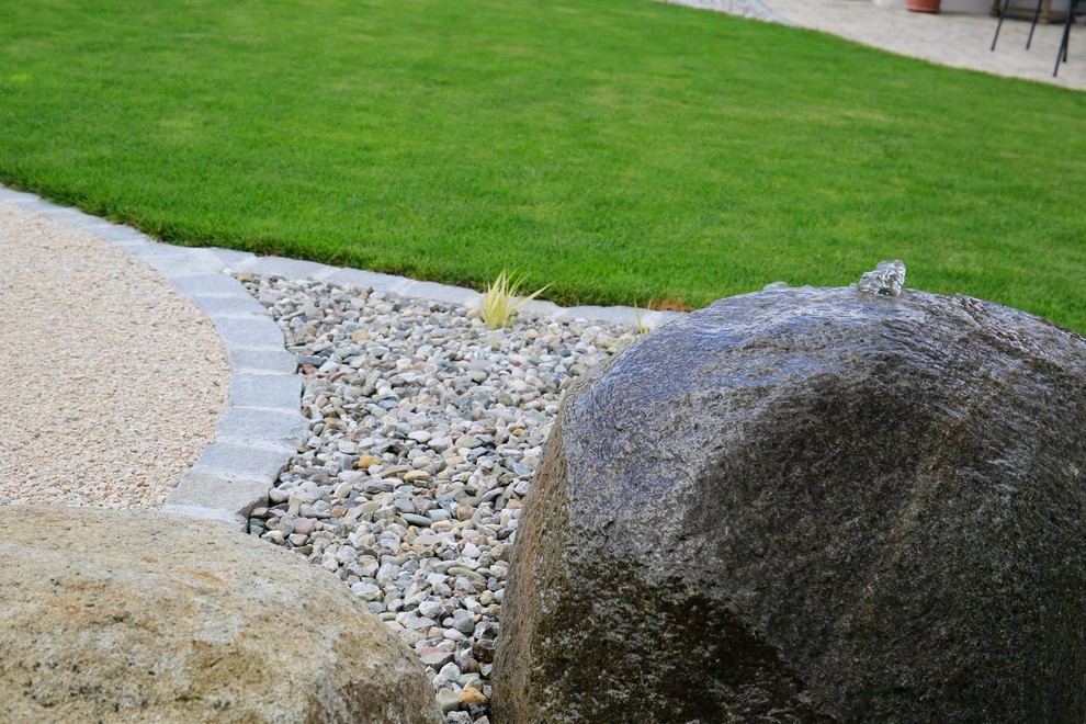 Gartenumgestaltung mit Naturstein und viel Raum - Landscape - Munich ...
