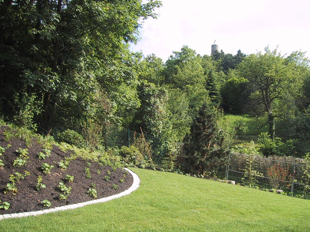 Hausgarten in Hanglage mit Natursteinmauern - Contemporáneo - Jardín ...