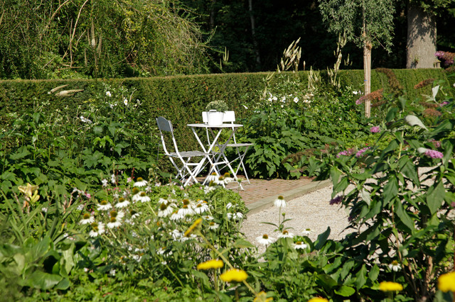 Landhausgarten mit Boulebahn und Pool - Country - Garden - Other - by ...