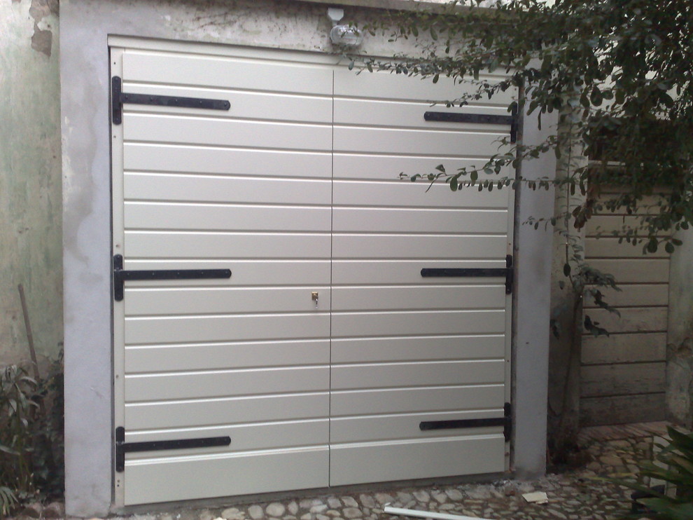 Portone a doghe - Traditional - Shed - Milan - by FALEGNAMERIA e.m.F ...