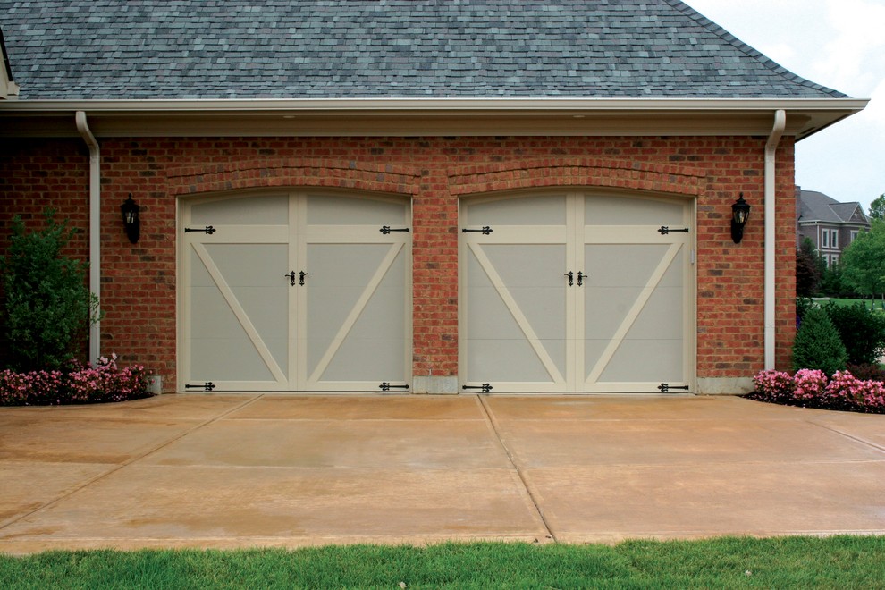 Brick Traditional - Classique - Garage - Cincinnati - par Clopay | Houzz