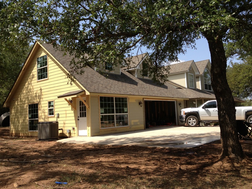 Garage, apartment and loft - Mineral Wells - Traditional - Garage ...