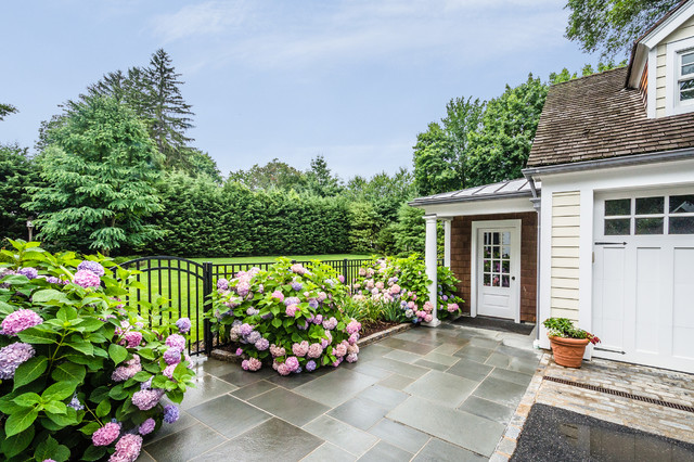 Georgian Colonial Garage & Landscaping - Traditional - Garage - New ...
