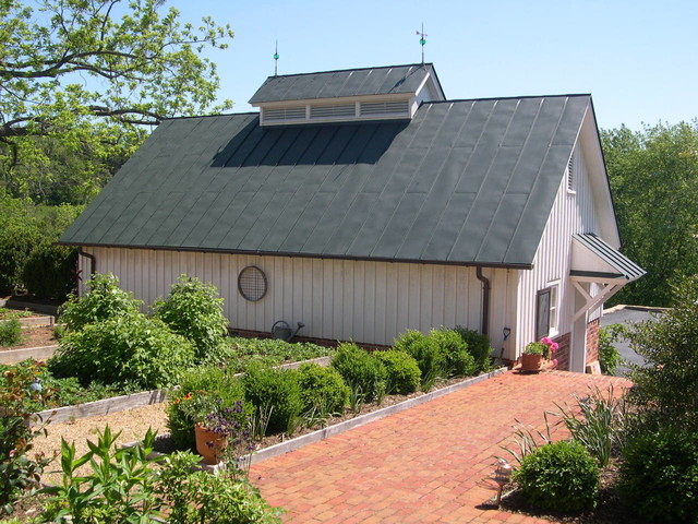 Historic Farmhouse Addition and Restoration - Campagne - Garage ...