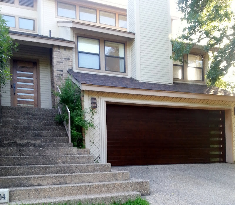 Modern homes with customized real-wood overhead garage doors ...