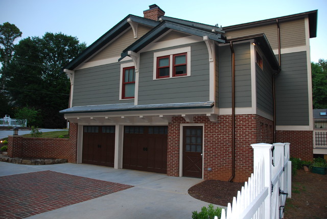 Pond House with Drive Under Garage - Estilo Craftsman - Garaje ...