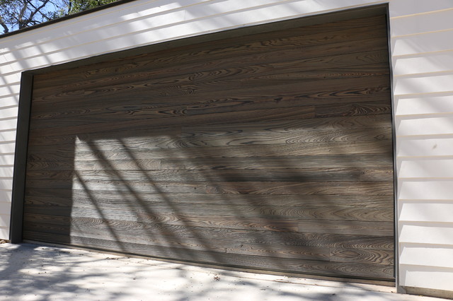 Real wood overhead garage doors - Moderne - Garage - Austin - par Cedar ...
