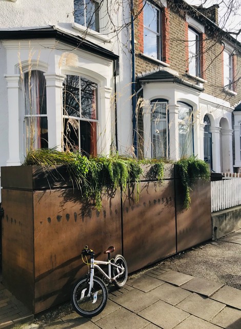 Beautiful bespoke storage disguised as garden wall - Contemporáneo ...